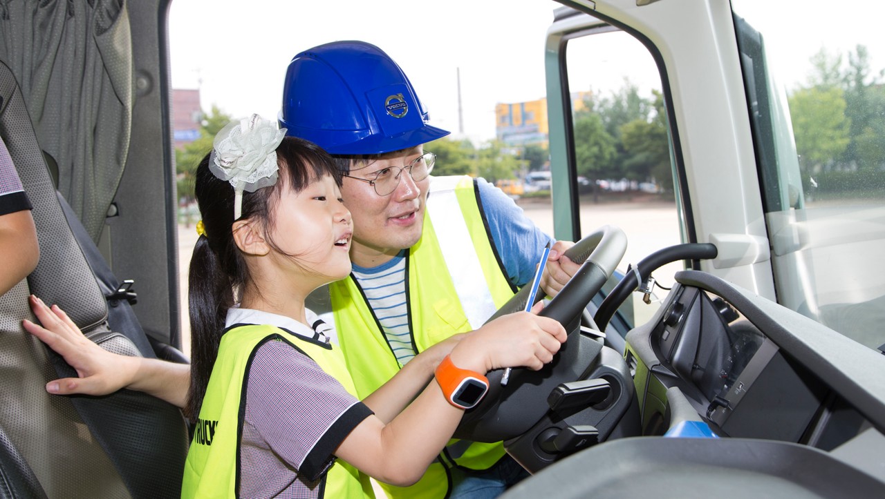 25 ways Volvo FH keeps the roads safe | Volvo Trucks